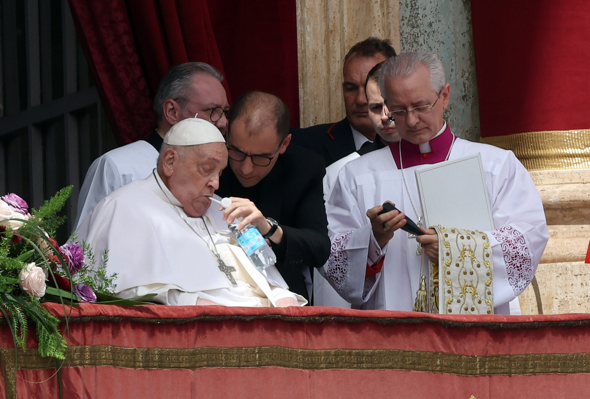 Pope Francis' Poignant Final Moments Among His Flock, In 12 Photographs ...
