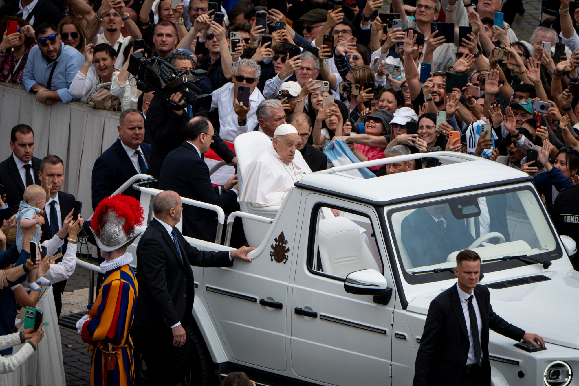 Pope Francis' Poignant Final Moments Among His Flock, In 12 Photographs ...