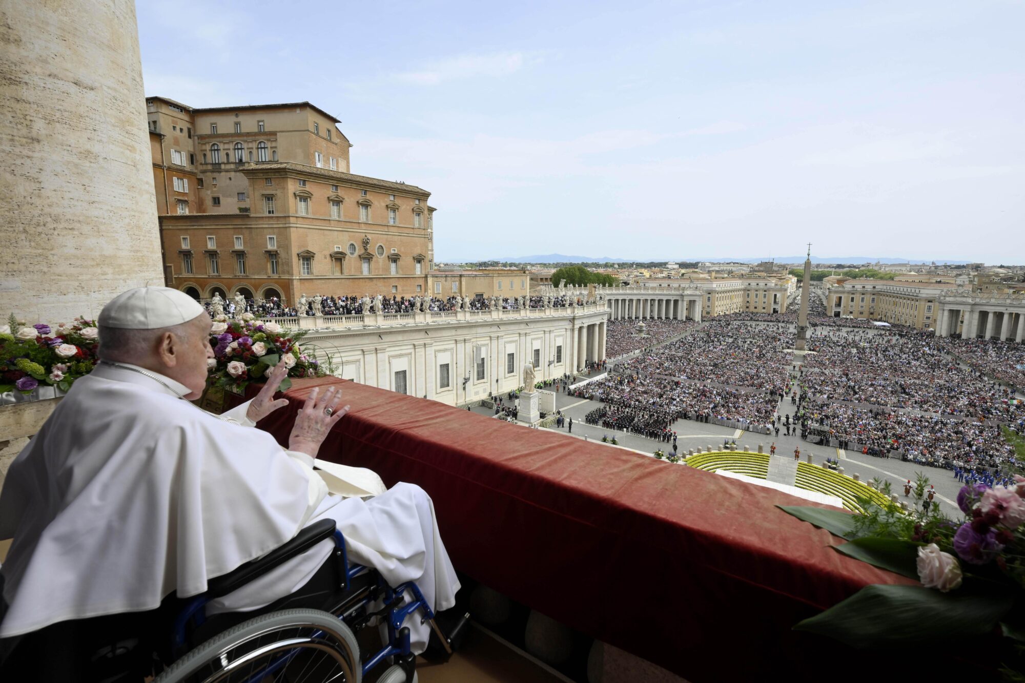 Pope Francis' Poignant Final Moments Among His Flock, In 12 Photographs ...