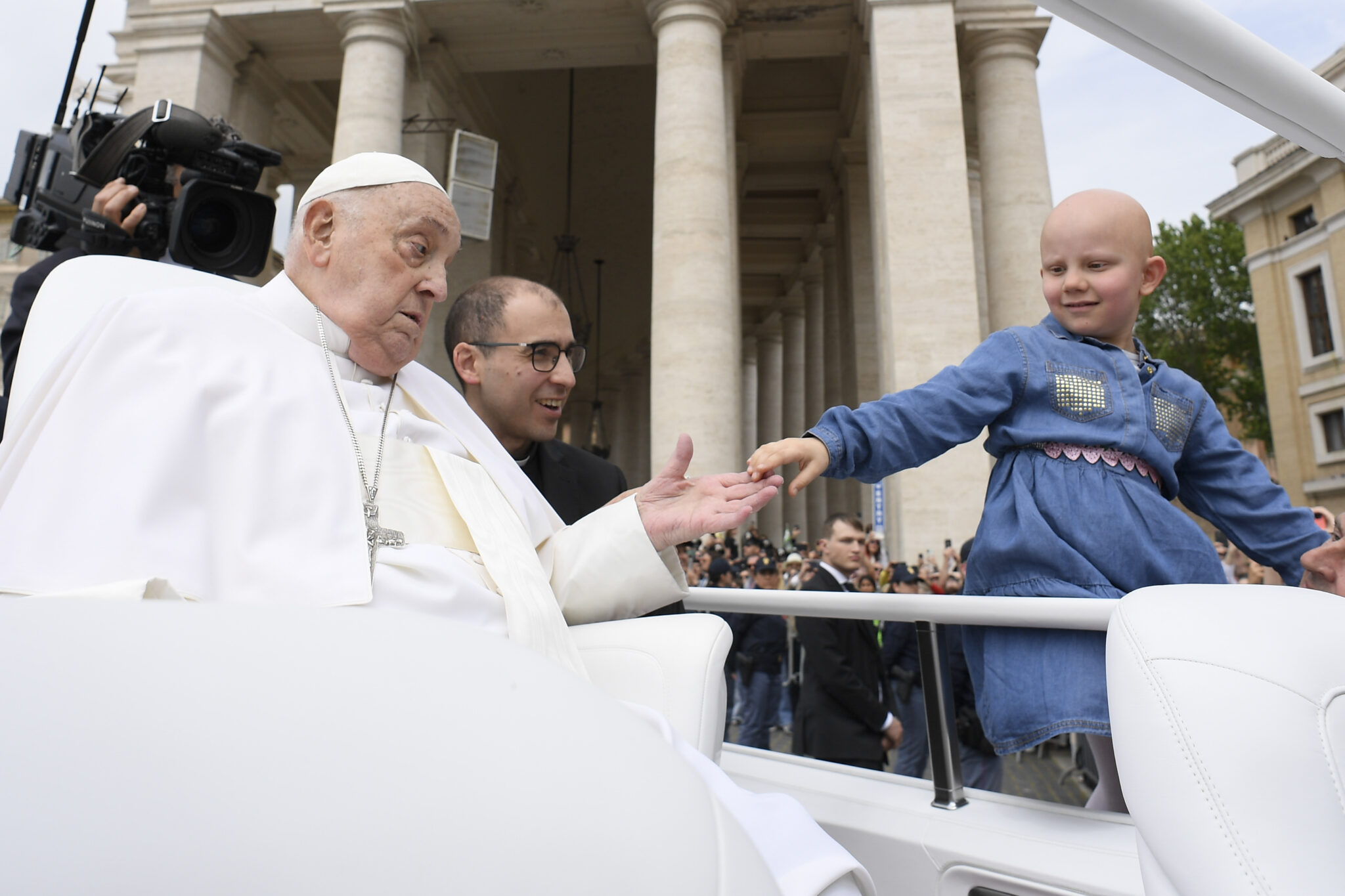 Pope Francis' Poignant Final Moments Among His Flock, In 12 Photographs ...