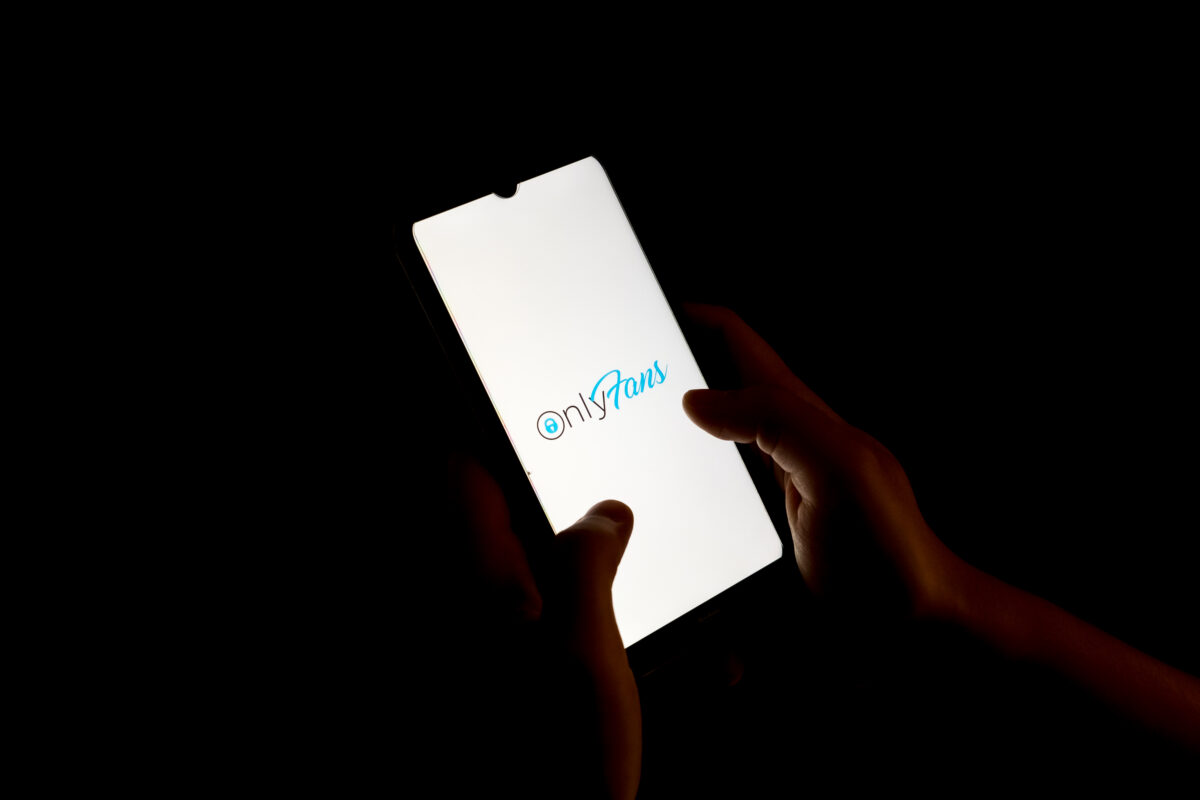 Falling Birth Rates? Don’t Blame Feminism, Blame The Internet - Worldcrunch